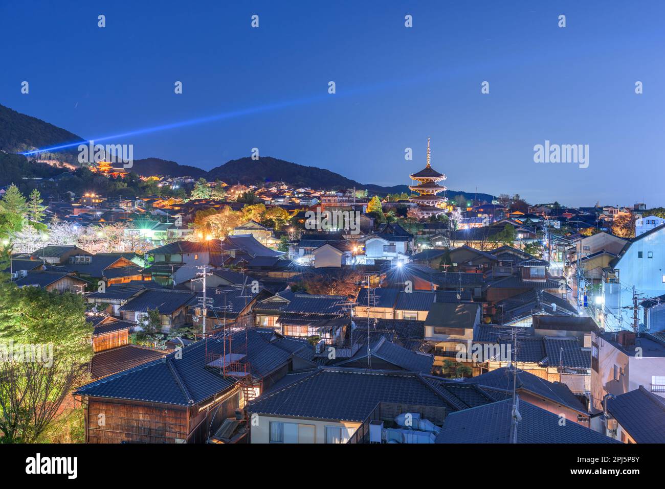View yasaka pagoda night kyoto hi-res stock photography and images - Alamy