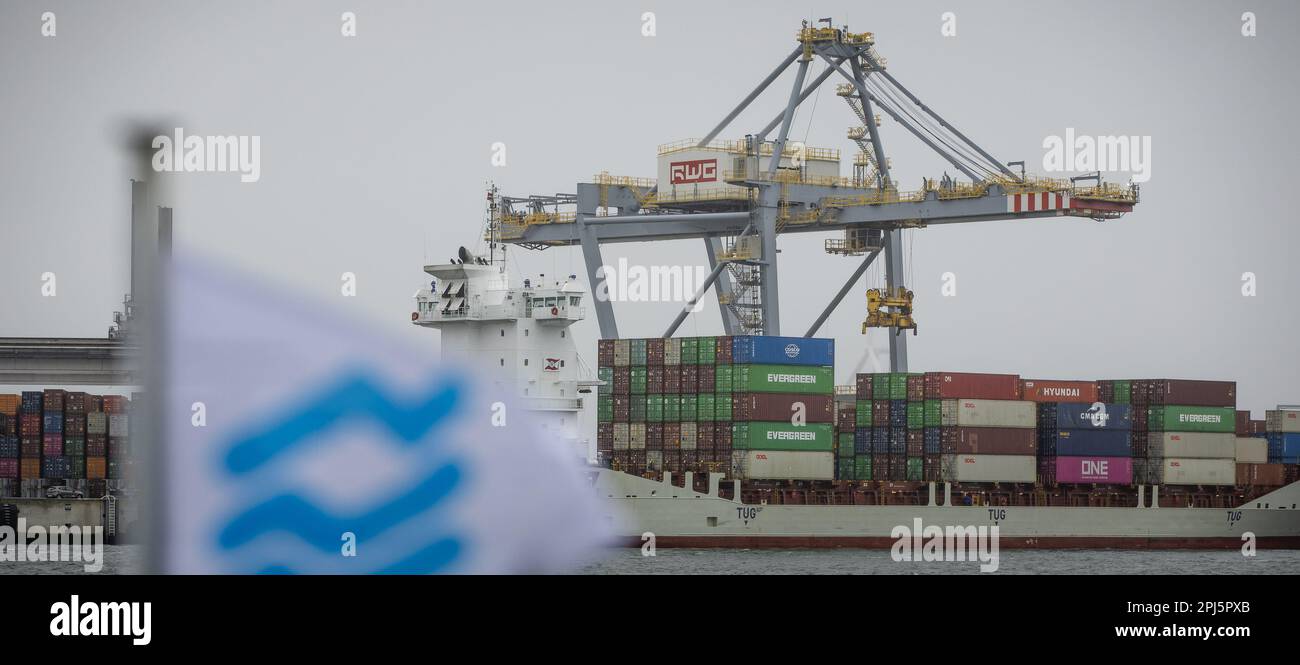 ROTTERDAM - A container ship during a Port of Rotterdam & APM Terminals ...