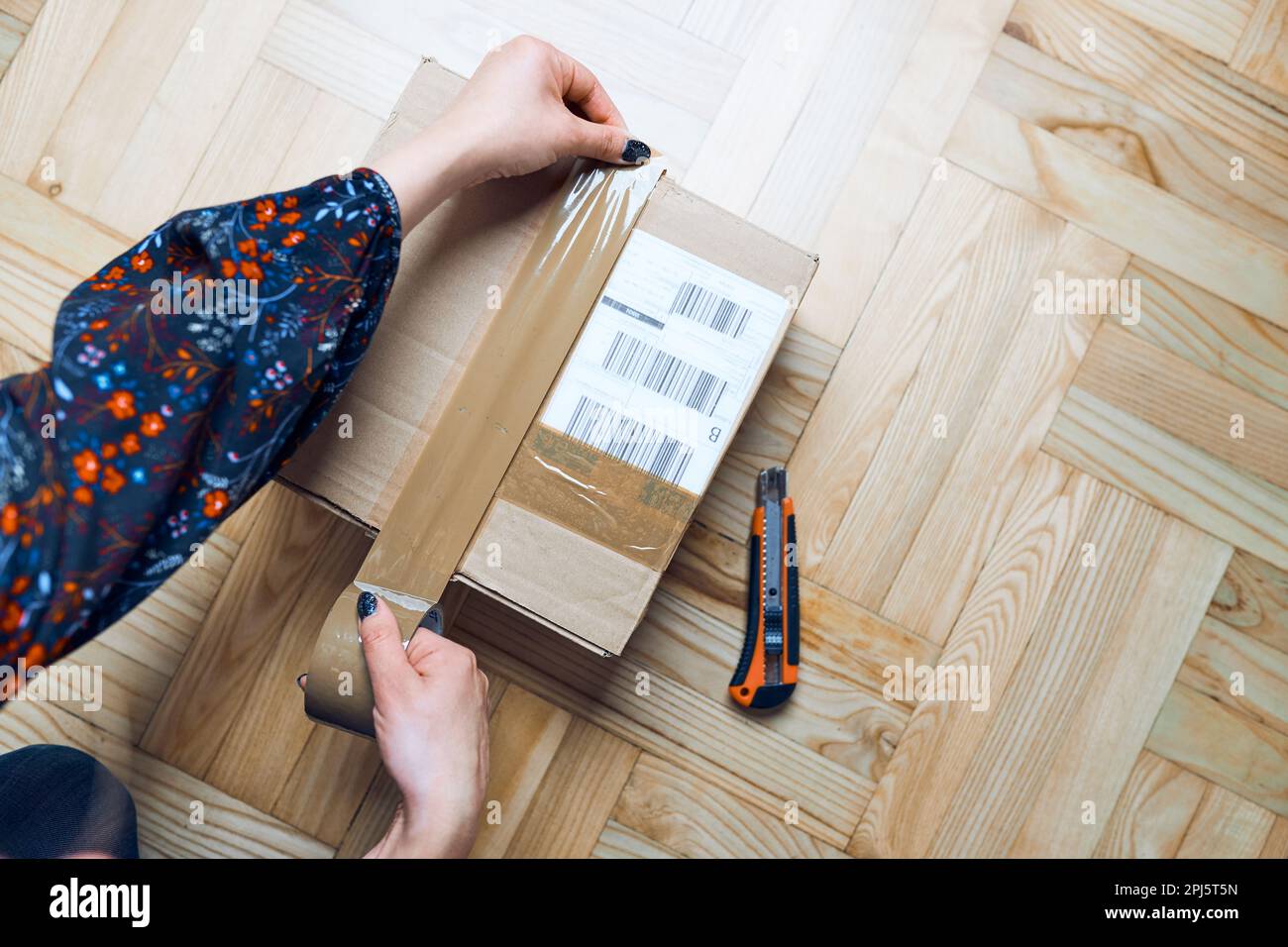 Woman prepare parcel sending hi-res stock photography and images - Alamy