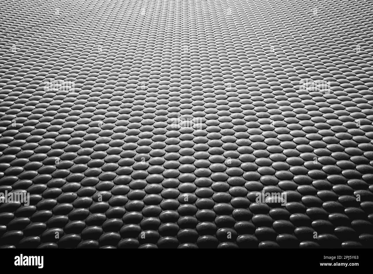 A monochrome pattern of black and white spheres arranged on a uniform ...