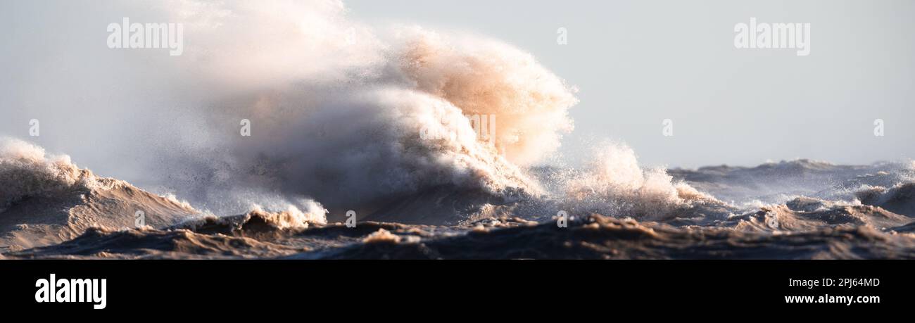 Strong winds on Lake Erie, whip large waves and swells Stock Photo - Alamy
