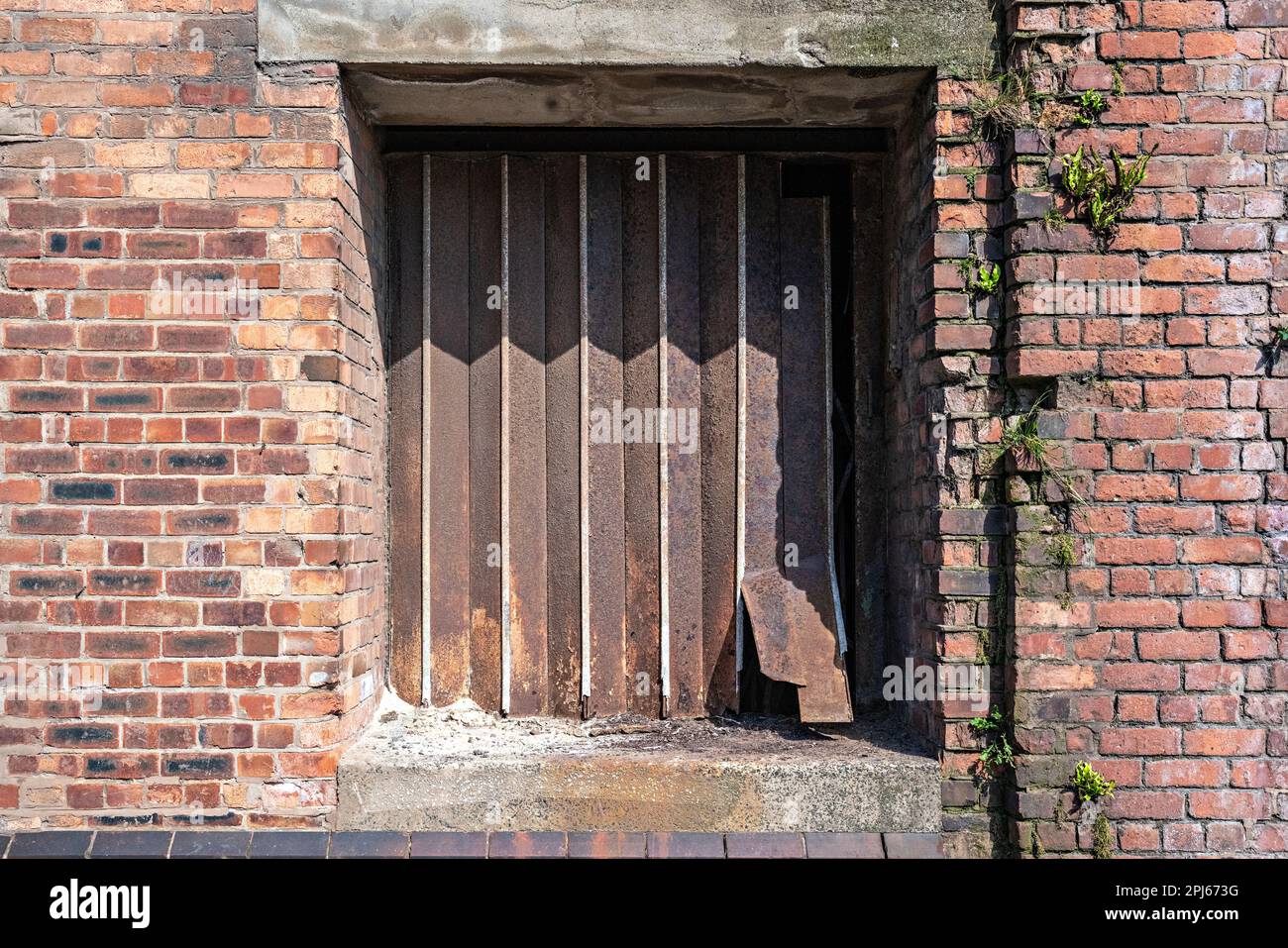 Rusted metal door of disused warehouse building Stock Photo - Alamy