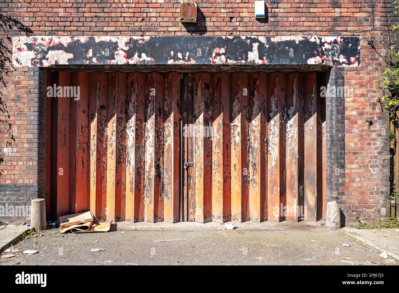 Rusted metal door of disused warehouse building Stock Photo - Alamy