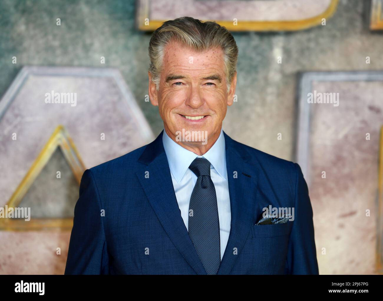 Pierce brosnan and art hi-res stock photography and images - Alamy