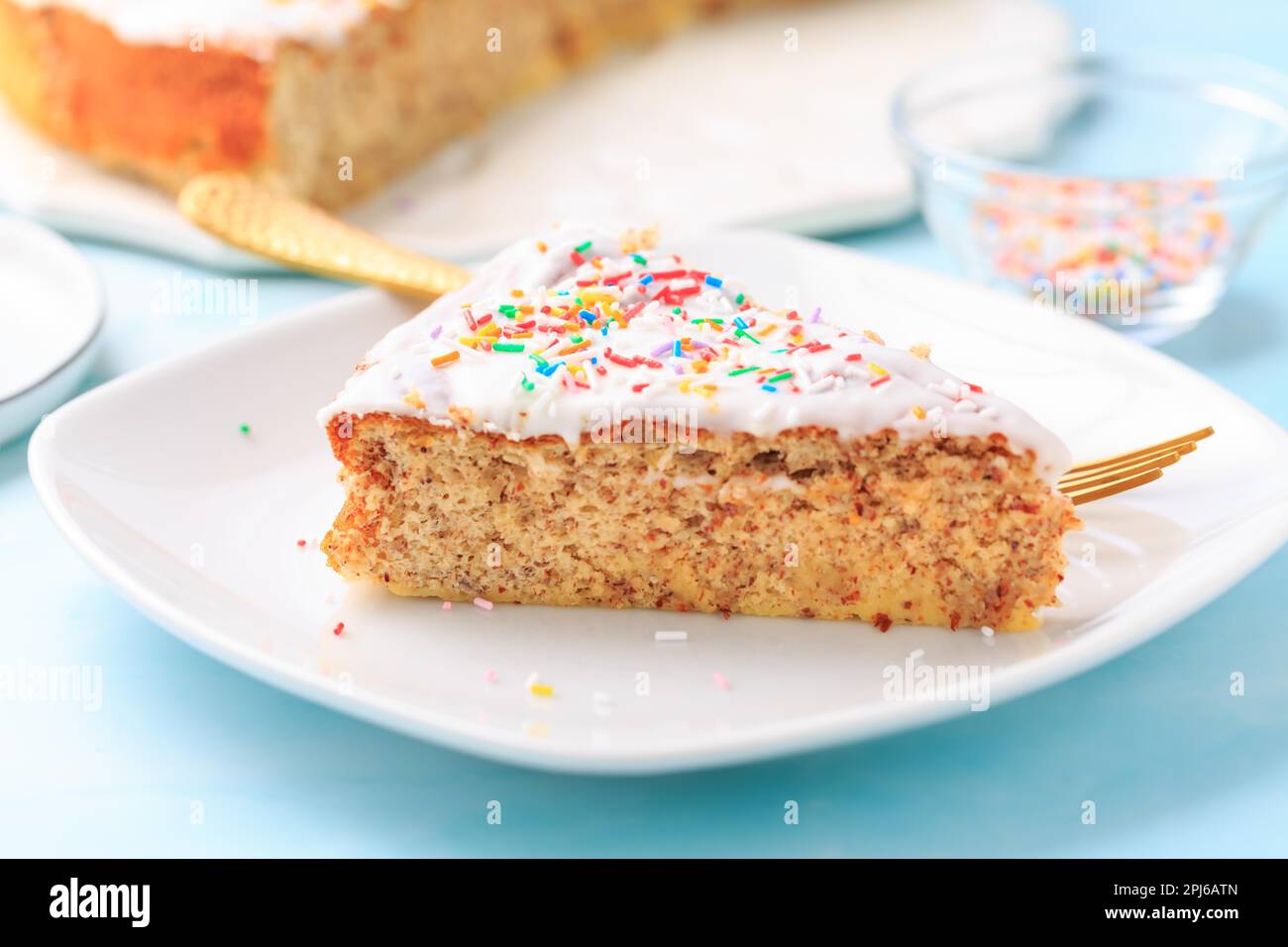 Lemon cake glaze hi-res stock photography and images - Alamy