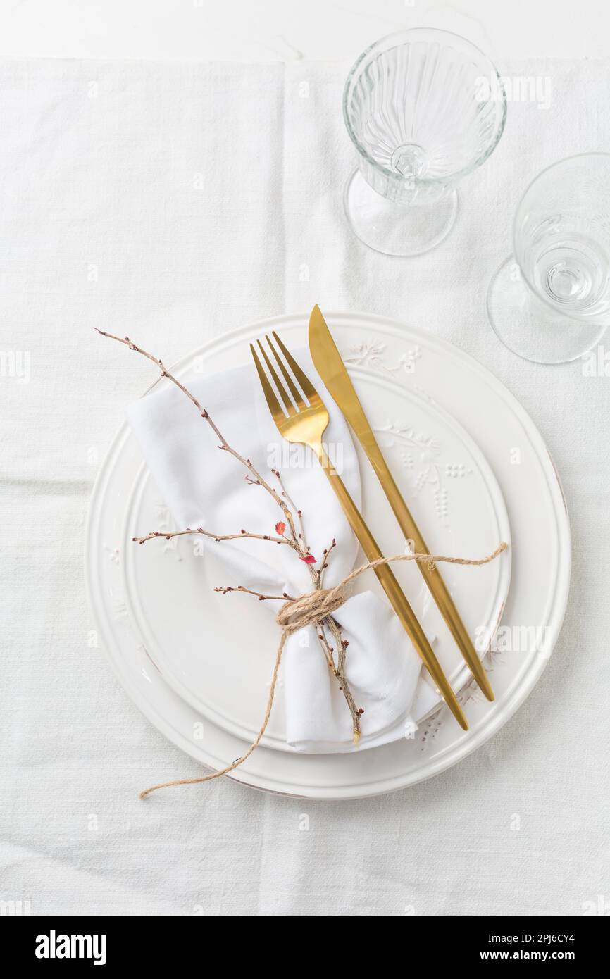 Gold cutlery full table hi-res stock photography and images - Alamy