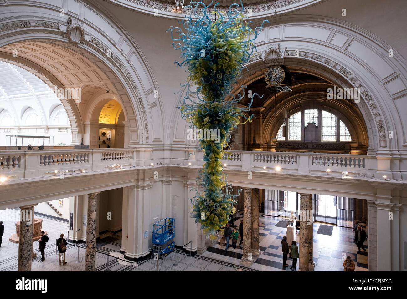 The V&A Rotunda Chandelier glass sculpture by Dale Chihuly hanging ...
