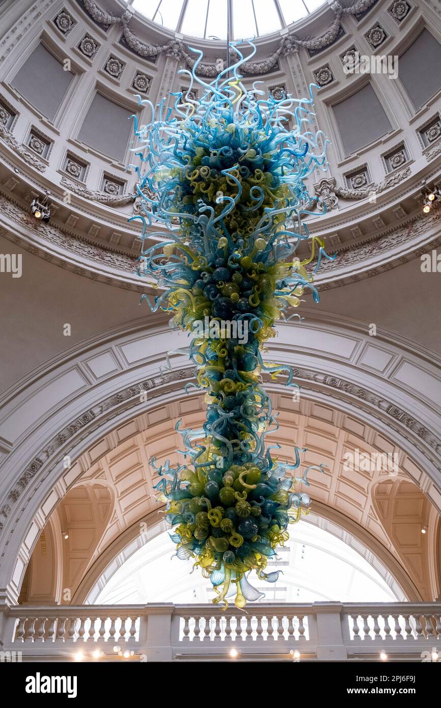 The V&A Rotunda Chandelier glass sculpture by Dale Chihuly hanging ...