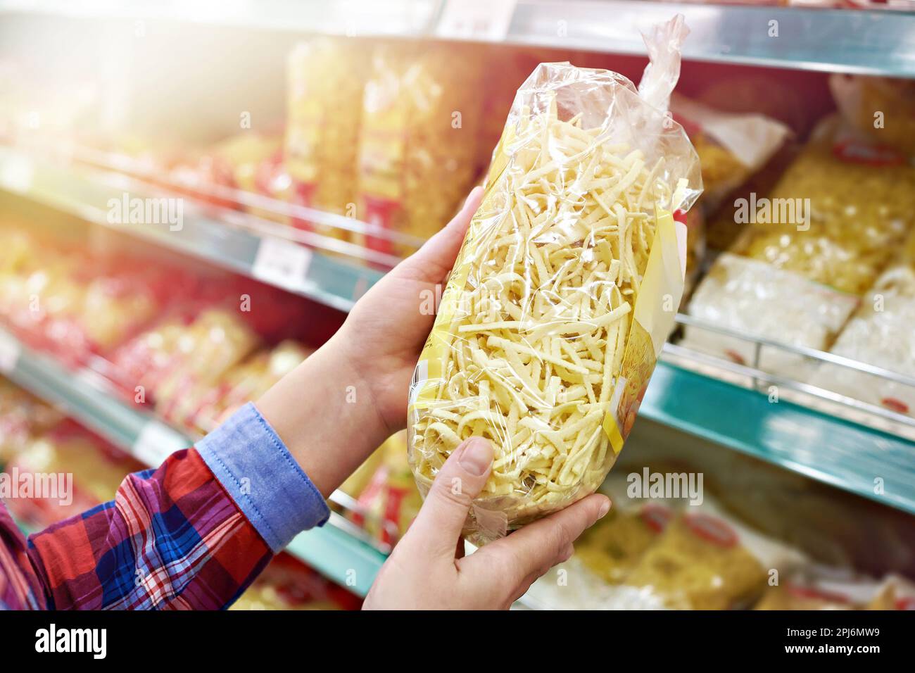 Pasta spaghetti supermarket shelf hi-res stock photography and images ...