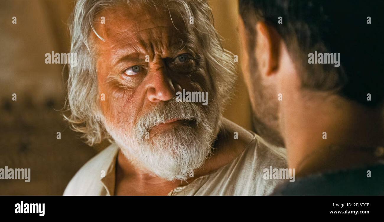USA. Russell Crowe, Oliver Reed in a scene from the (C)DreamWorks movie ...
