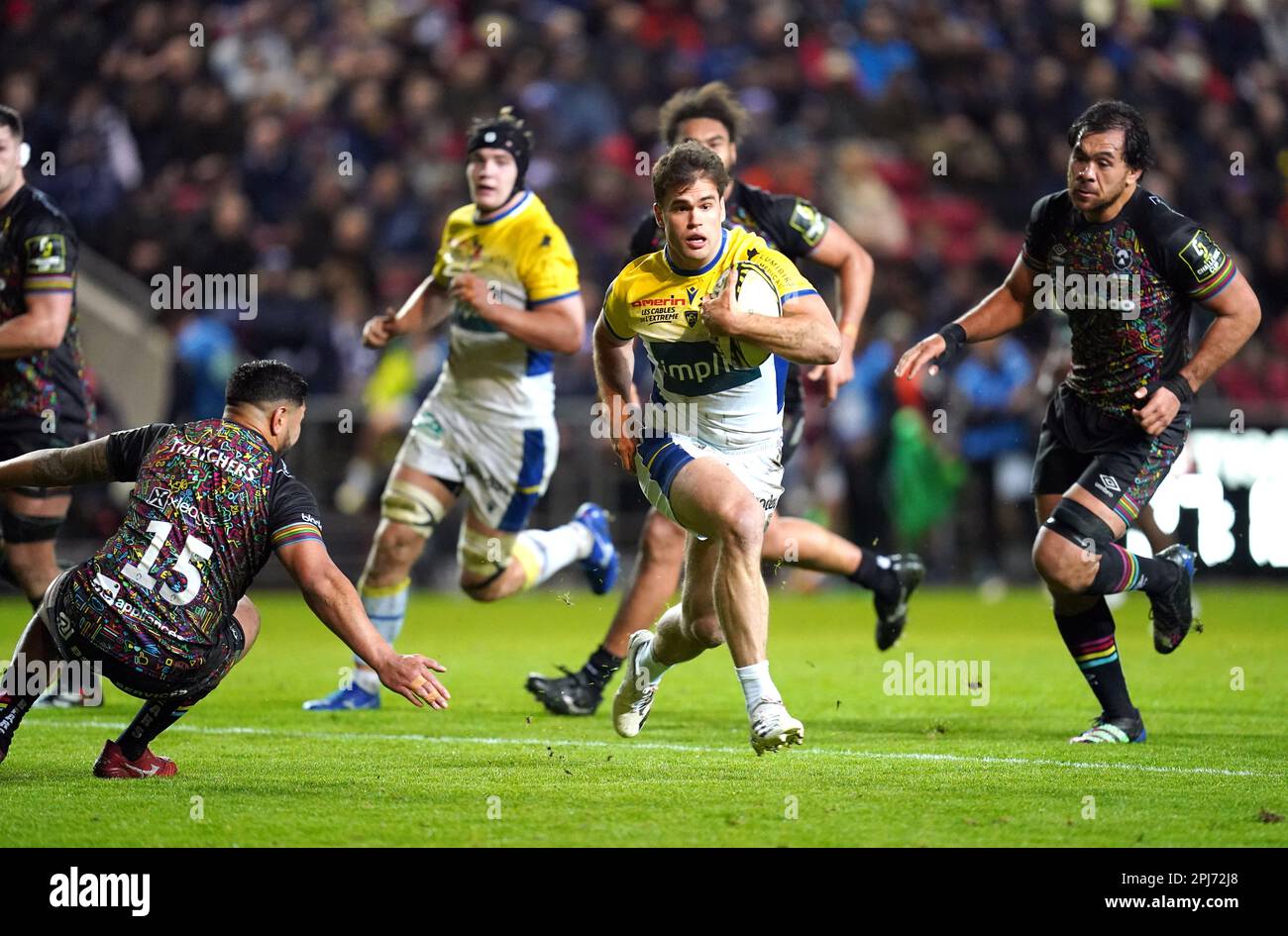 Clermont Auvergne's Damian Penaud breaks free to score his side's ...