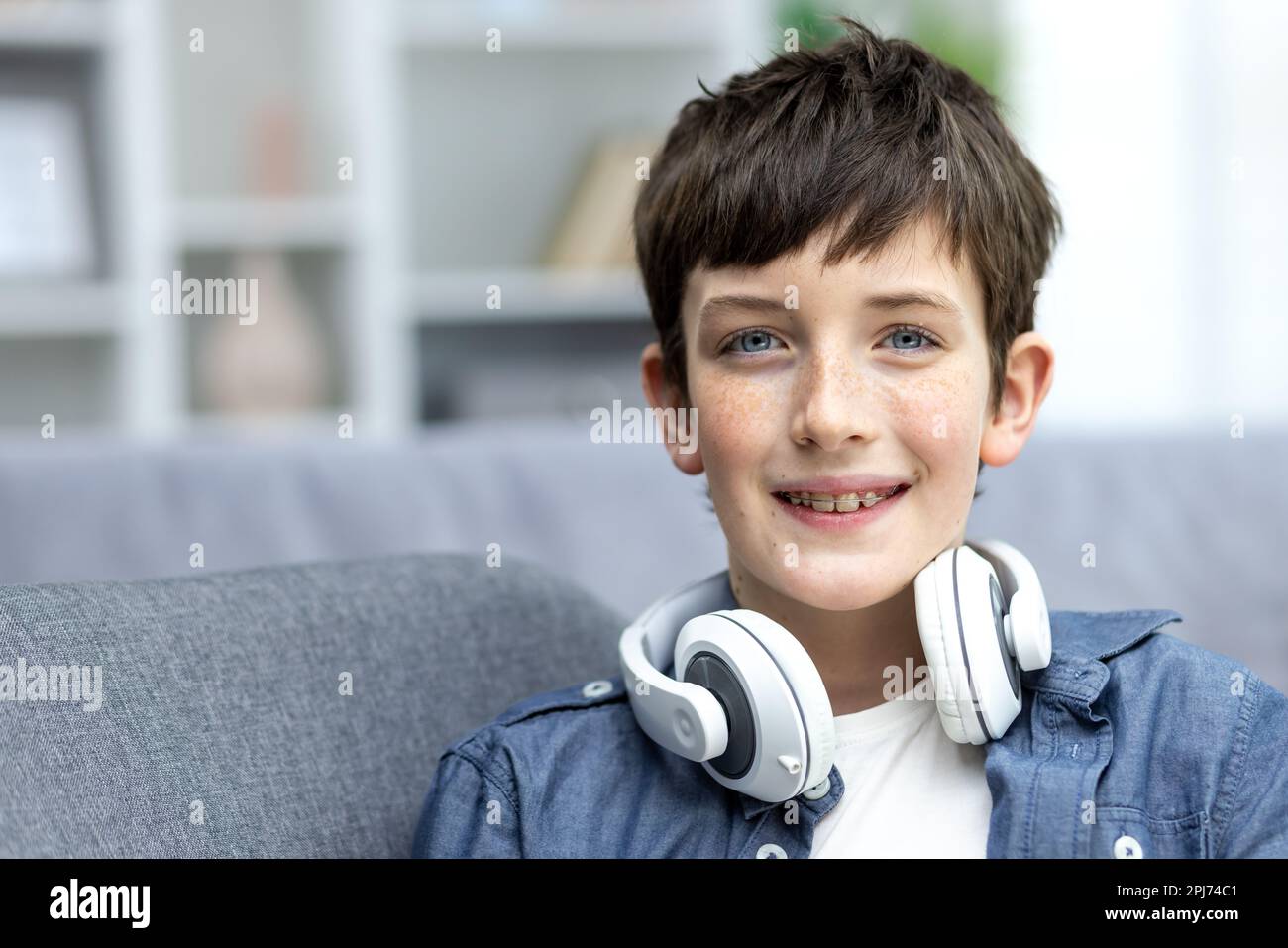 Children wearing headphones class hi-res stock photography and images ...