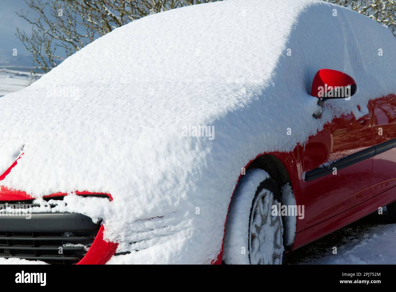 Car covered in layer of fresh snow Stock Photo - Alamy