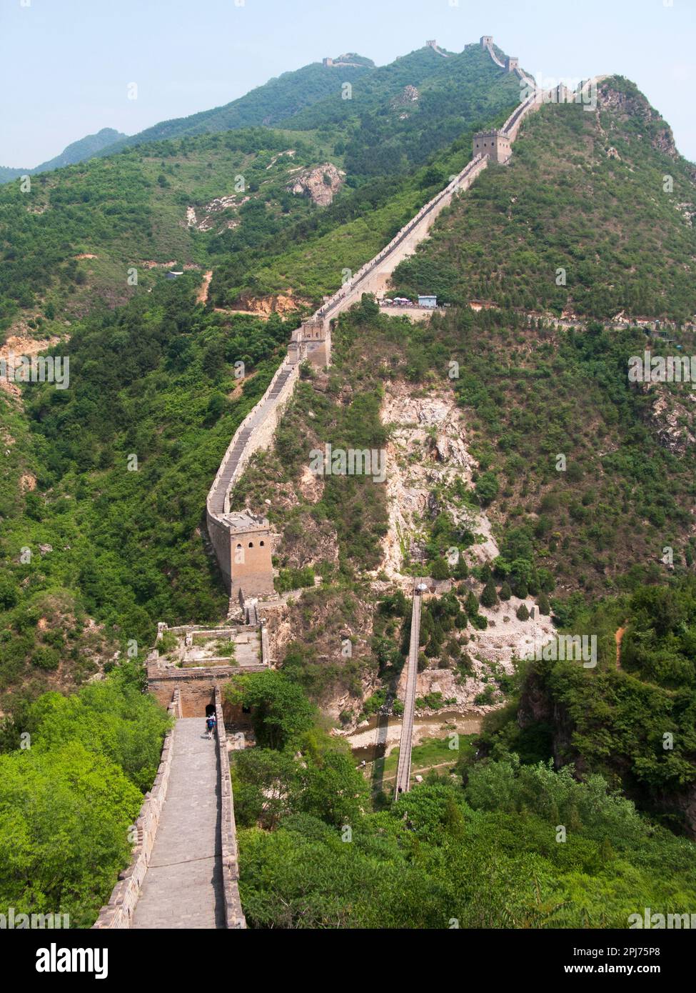 Connecting two river banks to follow the Great Wall of China ...