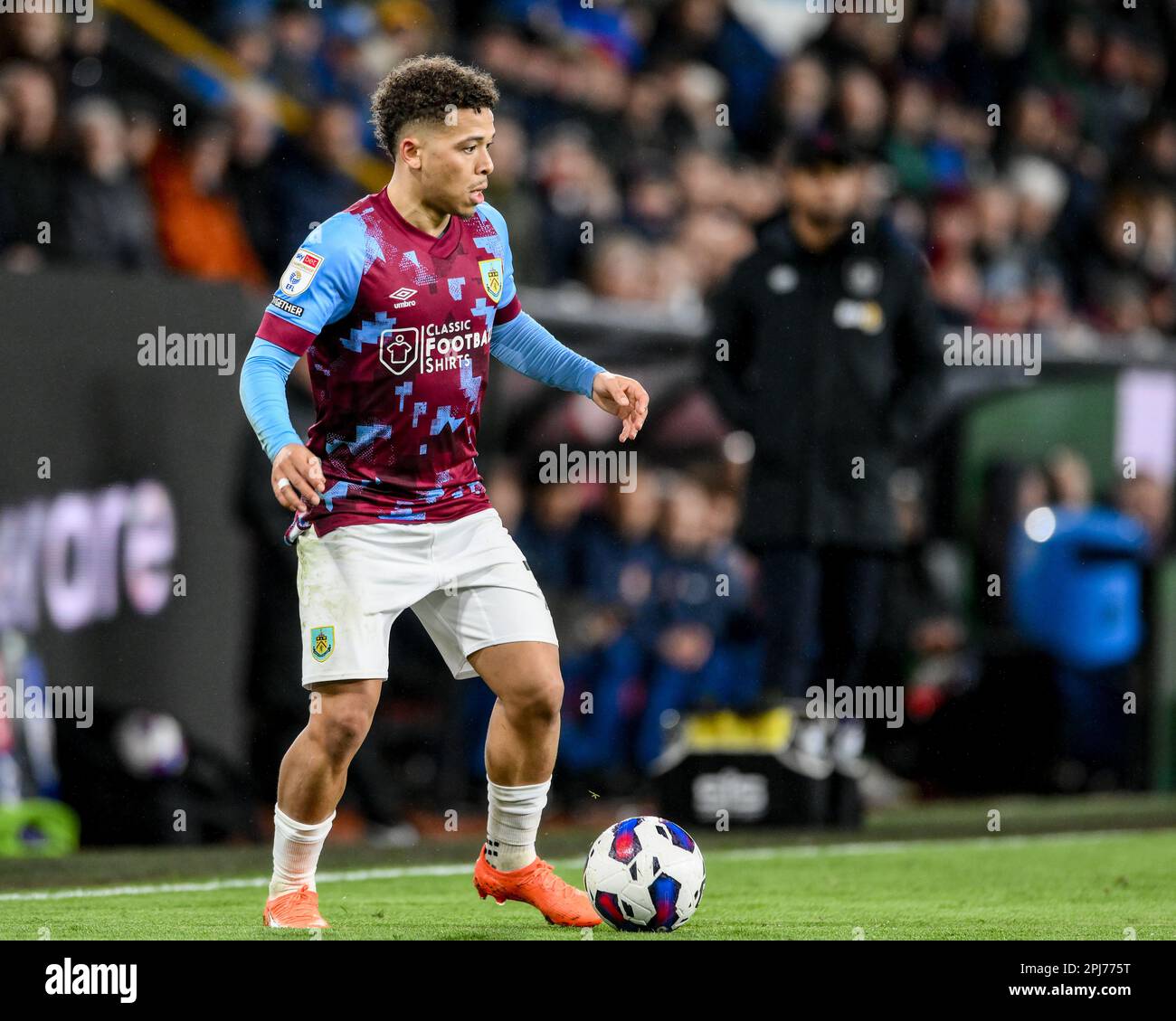 Manuel Benson #17 of Burnley during the Sky Bet Championship match ...
