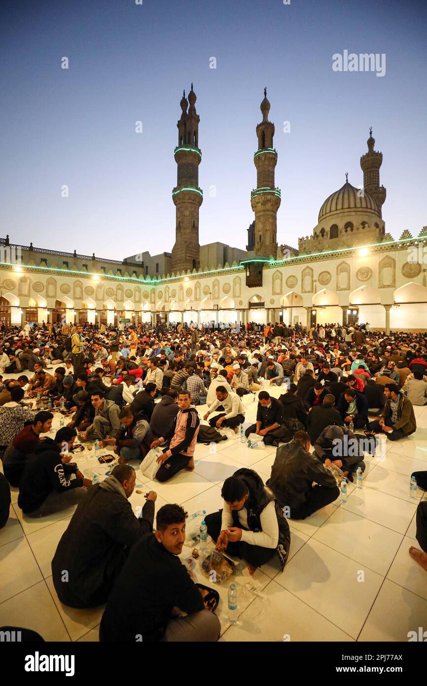Cairo, Egypt. 31st Mar, 2023. Muslims have iftar meals during Ramadan ...