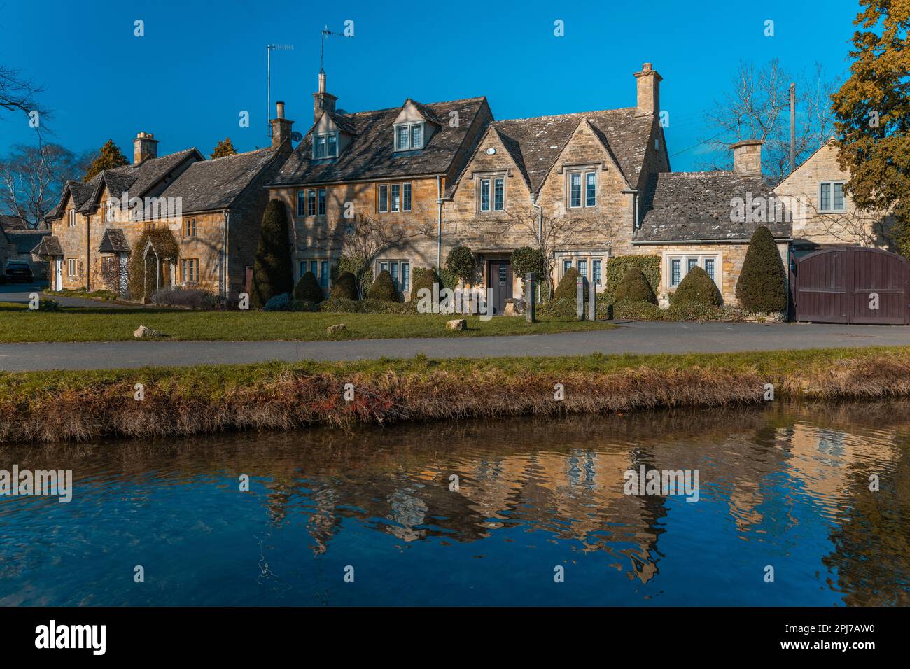Iconic medieval built houses next to River Eye in Lower Slaughter in ...