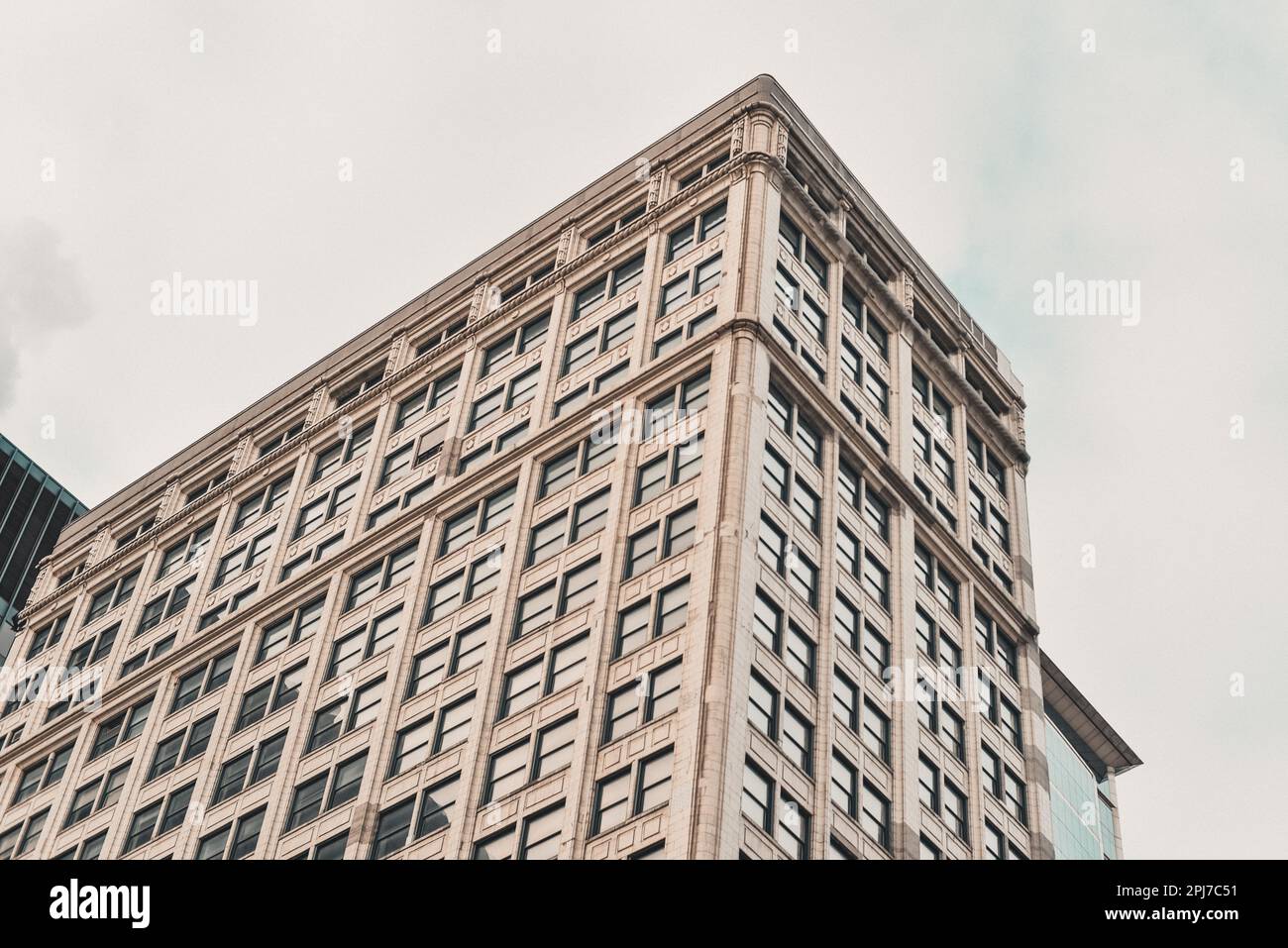 A scenic view of a modern tall building in Chicago Stock Photo - Alamy