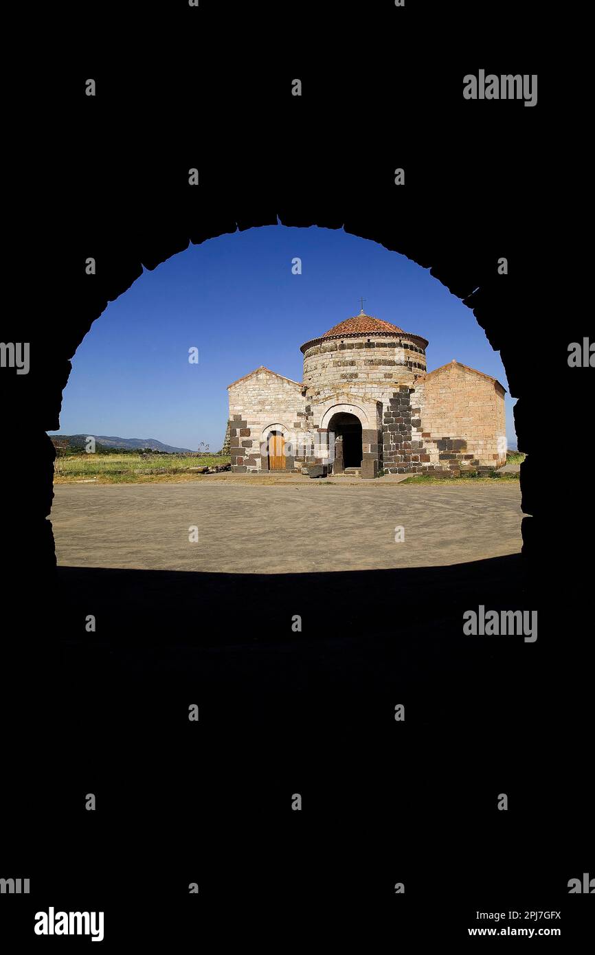 Nuraghe e Chiesa di Santa Sabina. Silanus. Nuoro. Sardegna. Italia ...