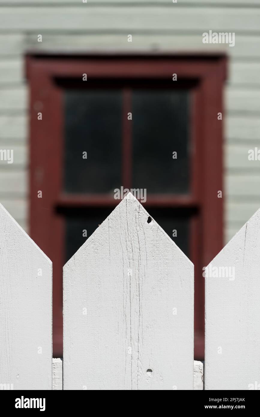 White clapboard picket fence hi-res stock photography and images - Alamy