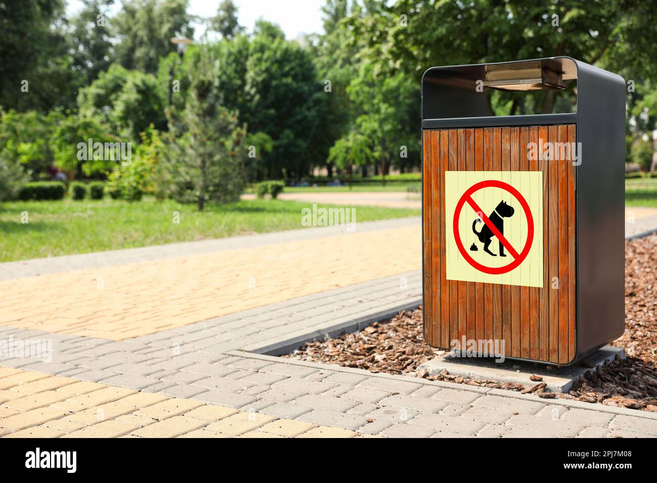 Sign NO DOG WASTE PLEASE CLEAN IT UP on trash bin in park Stock Photo ...