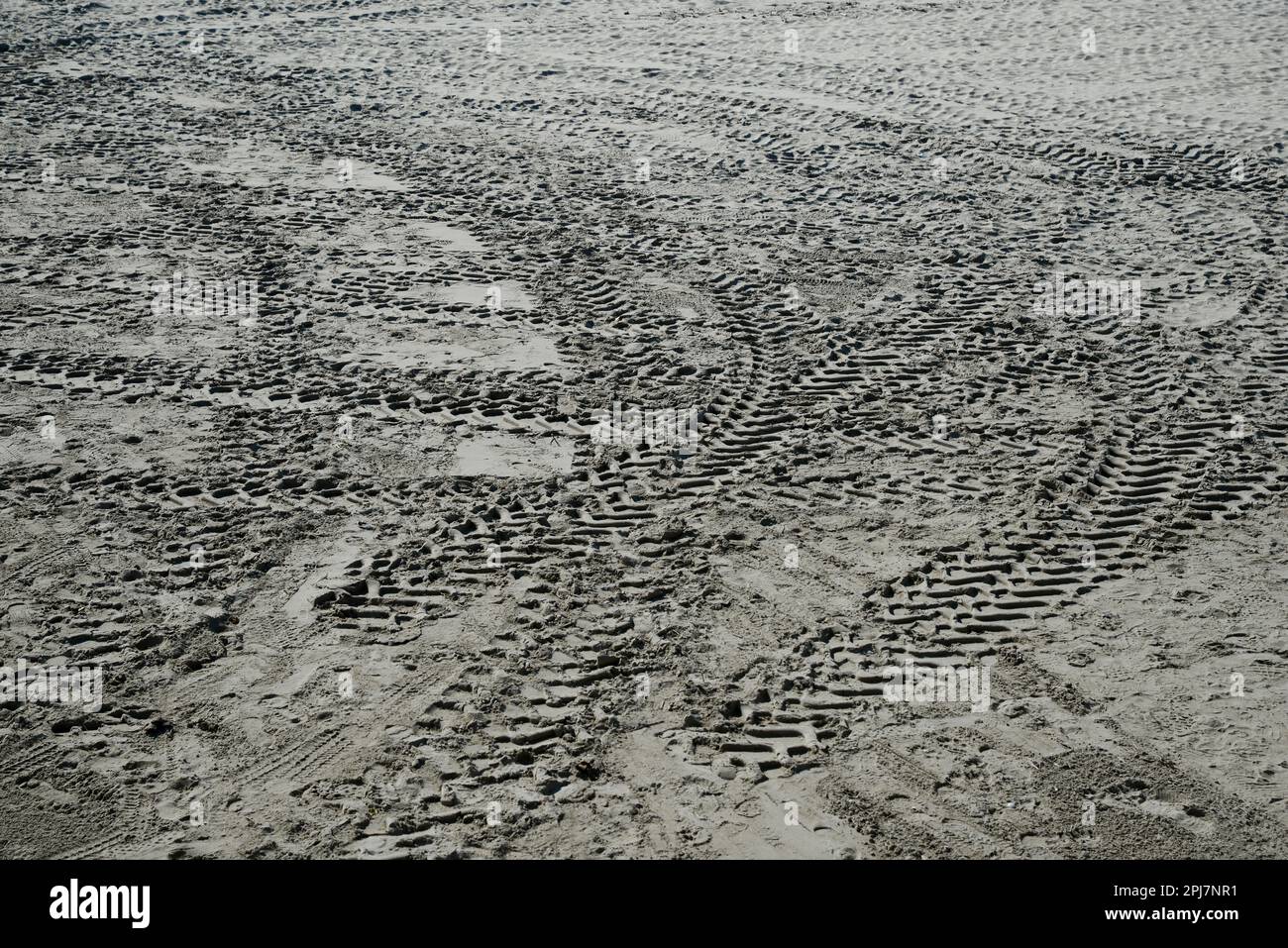 Tire marks on desert sand hi-res stock photography and images - Alamy