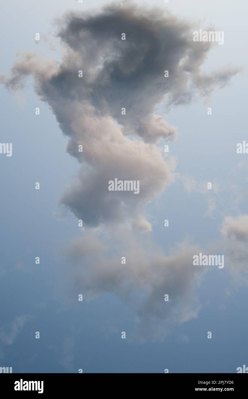 Lone, hanging, bottom-lit cloud Stock Photo - Alamy