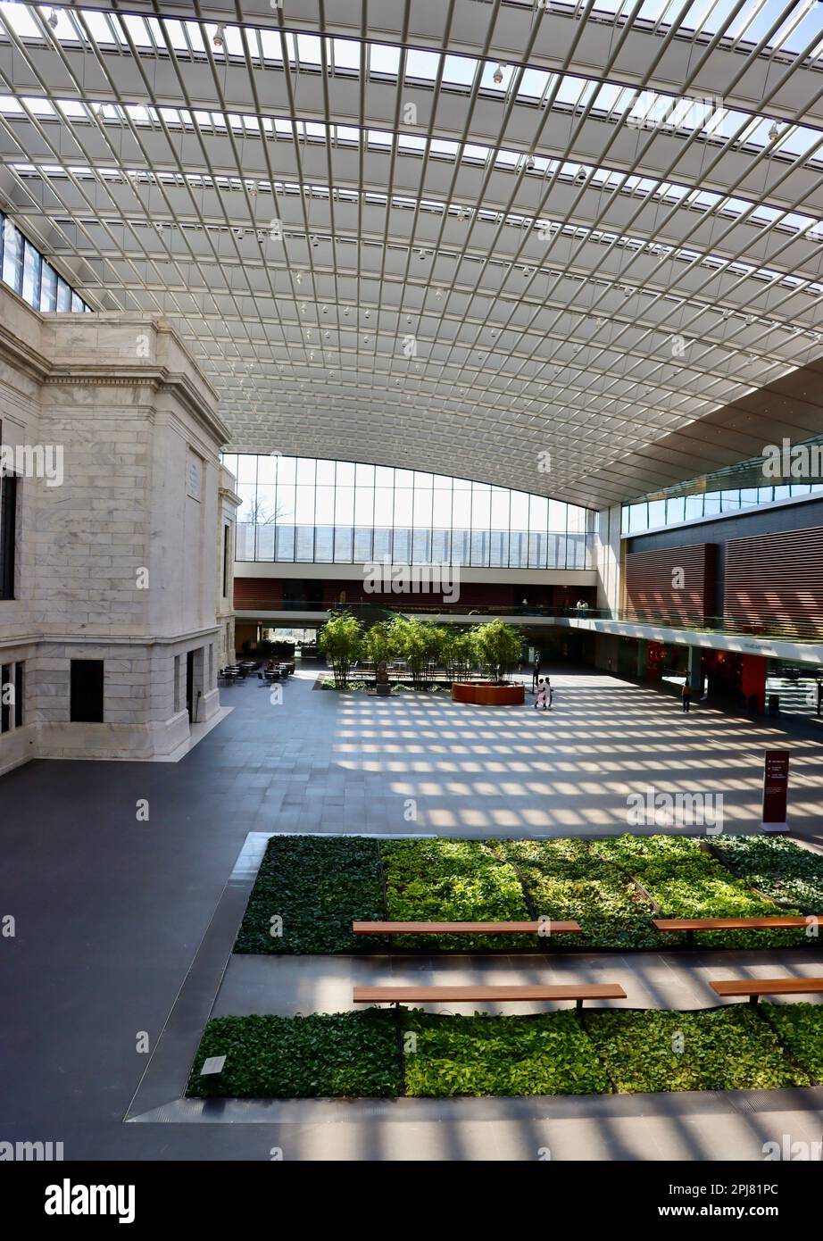 Ames atrium connecting the old and new part of Cleveland Museum of Art ...