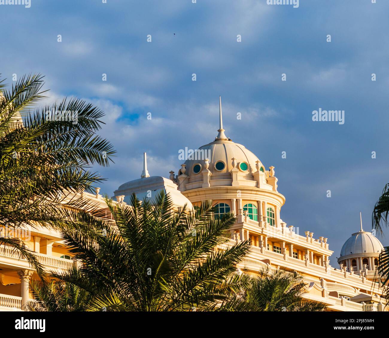 Dubai palm jumeirah raffles hotel hi-res stock photography and images ...