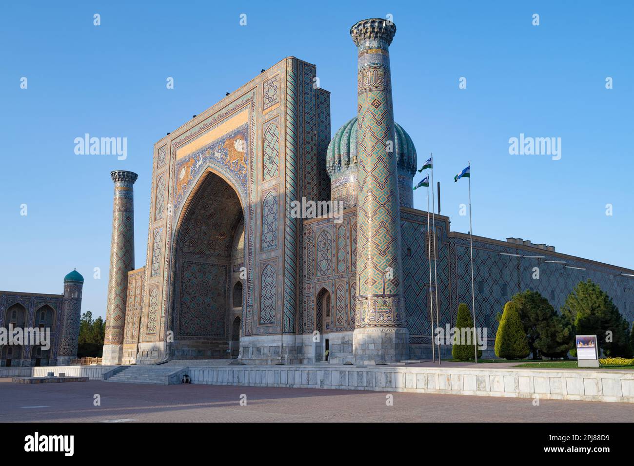 SAMARKAND, UZBEKISTAN - SEPTEMBER 14, 2022: Portal of the ancient ...