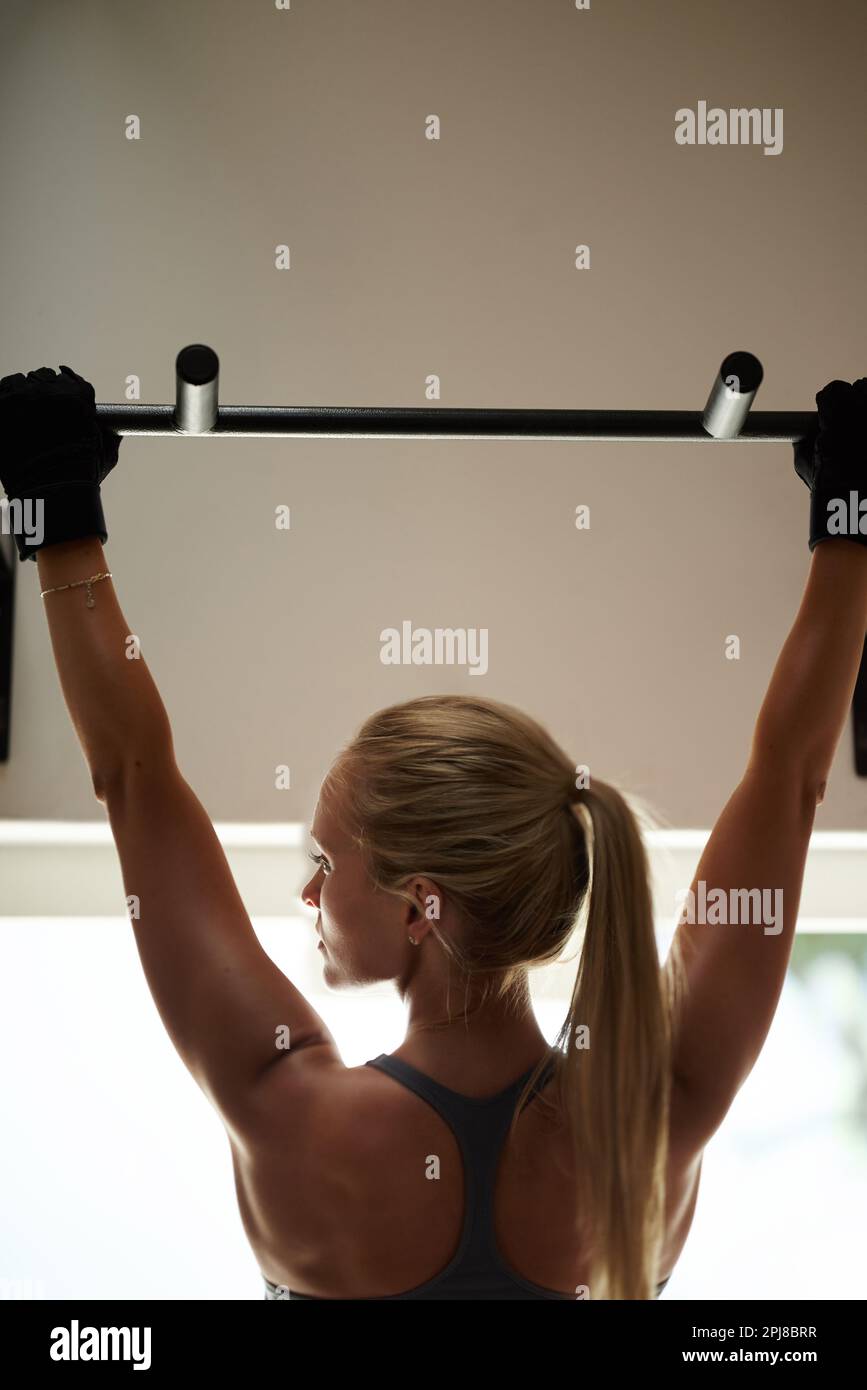 Female athlete doing chin ups hi-res stock photography and images - Alamy