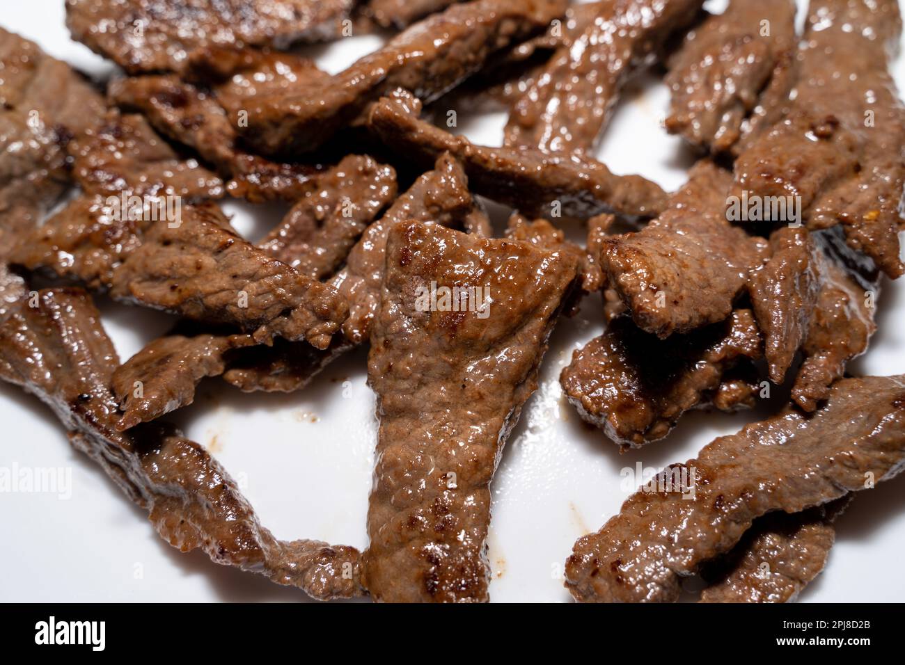 Tasty roasted beef chunks on a white plate Stock Photo - Alamy
