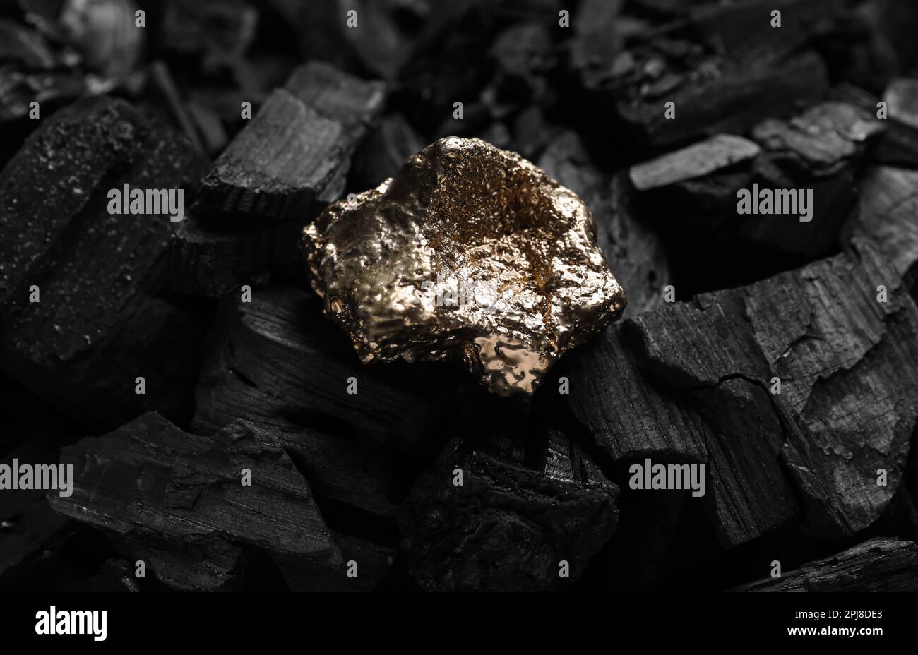 Shiny gold rock closeup view hi-res stock photography and images - Alamy