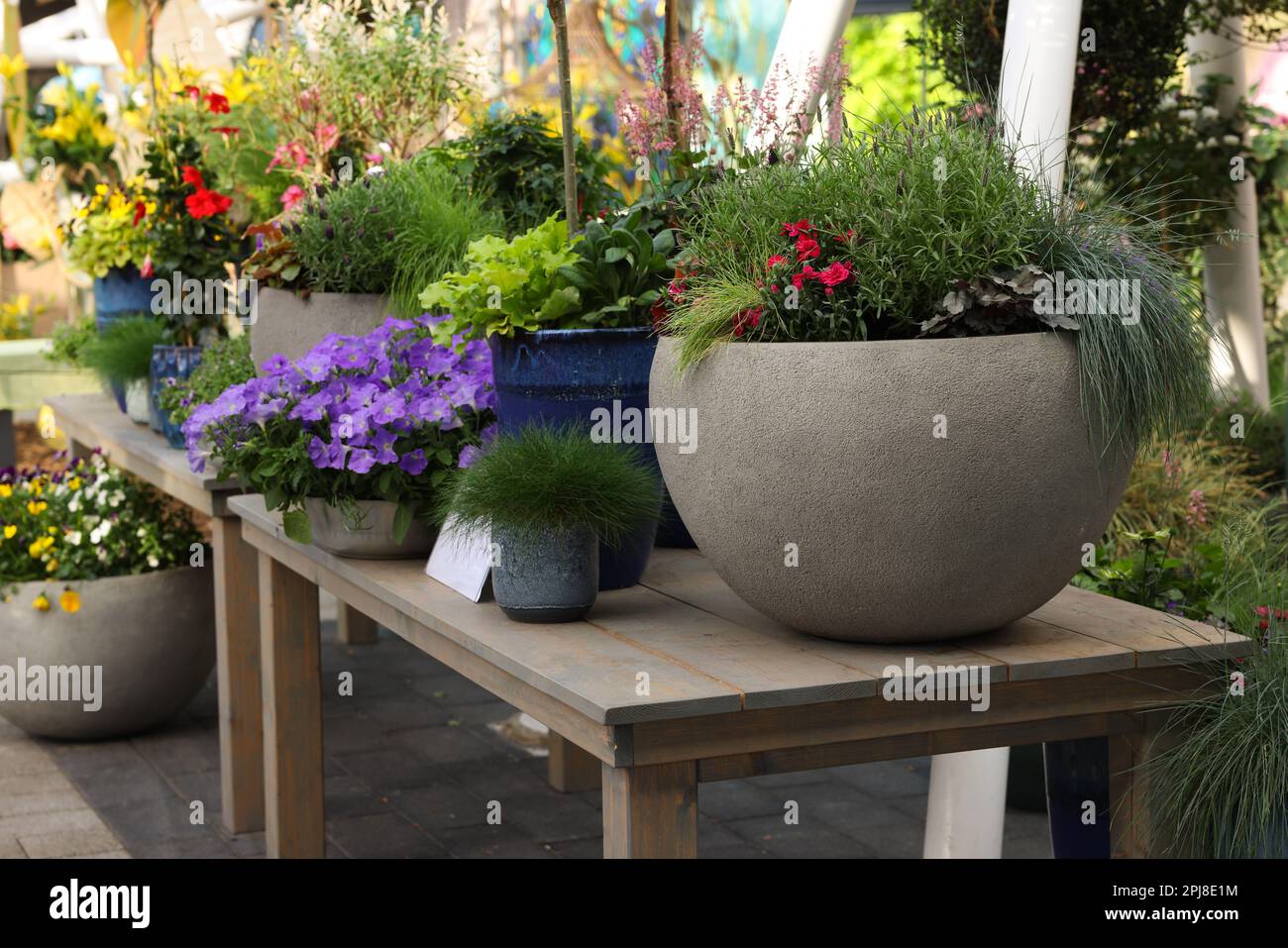 Wooden tables with flowers hi-res stock photography and images - Alamy