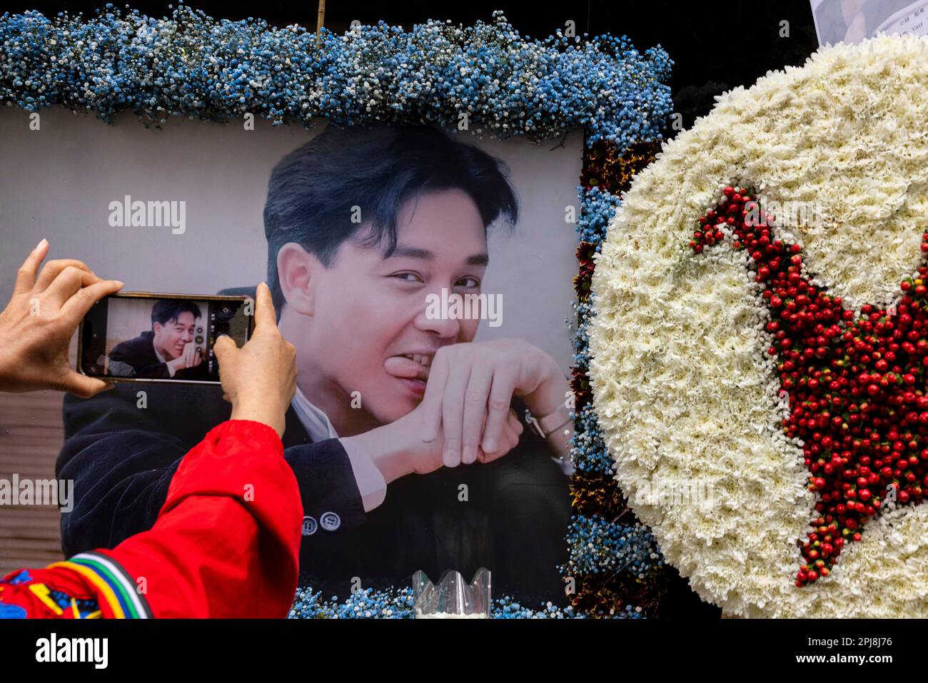 One of fans takes photographs outside the Mandarin Oriental Hotel to ...