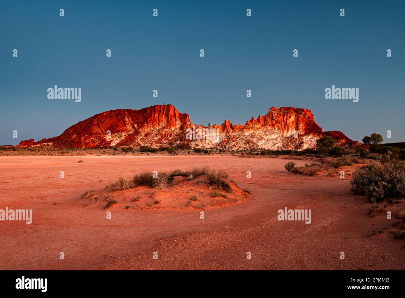 Central australian outcrop hi-res stock photography and images - Alamy