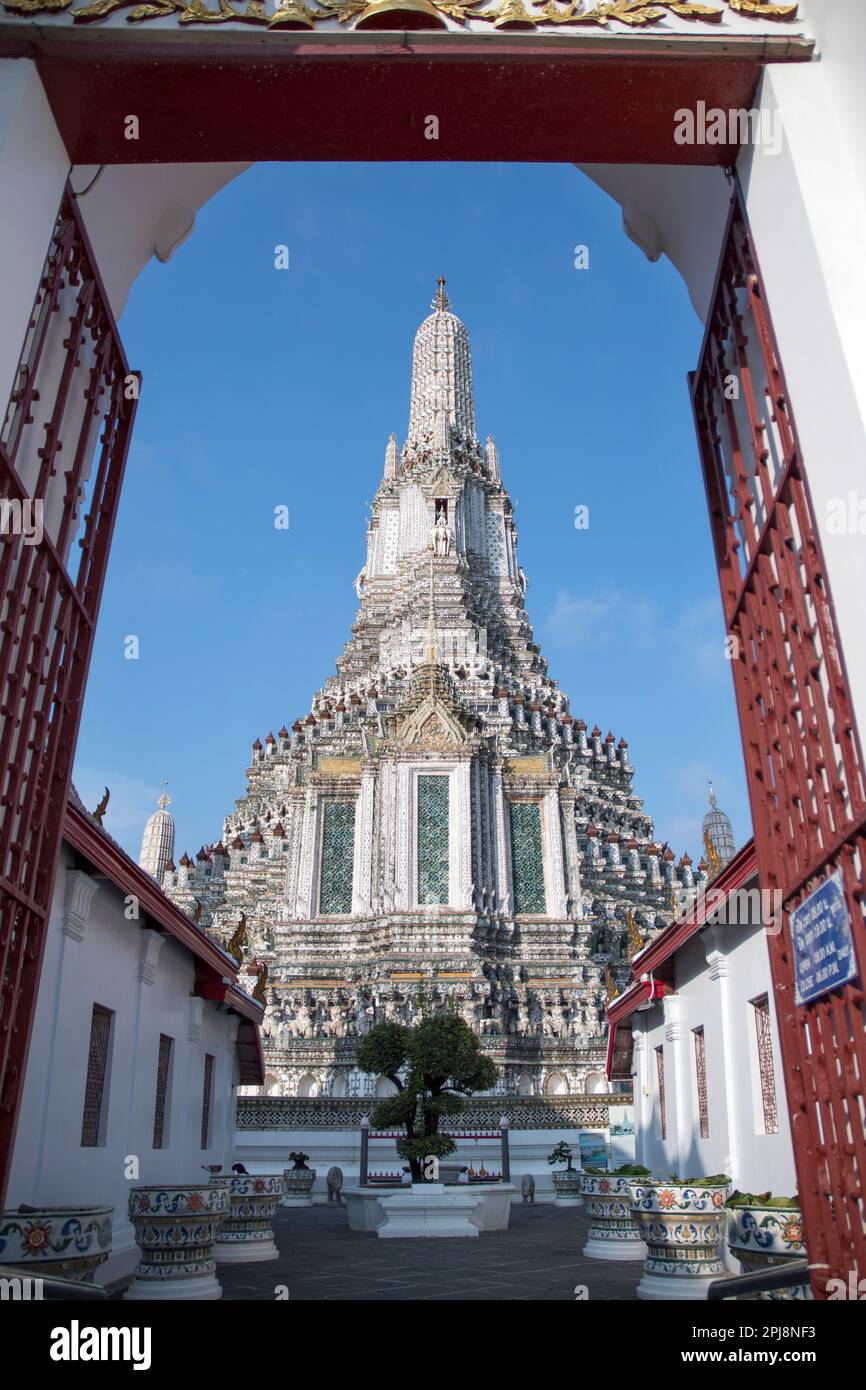 Impressive architectural details of Wat Arun (The Temple of Dawn) in ...