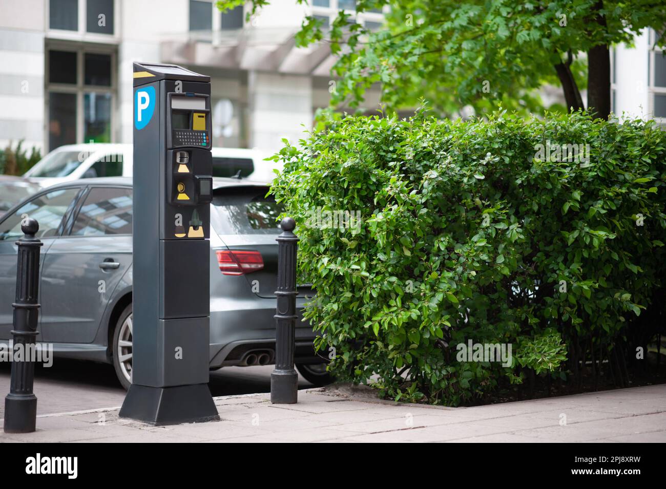 Parking meter on city street. Modern device Stock Photo - Alamy