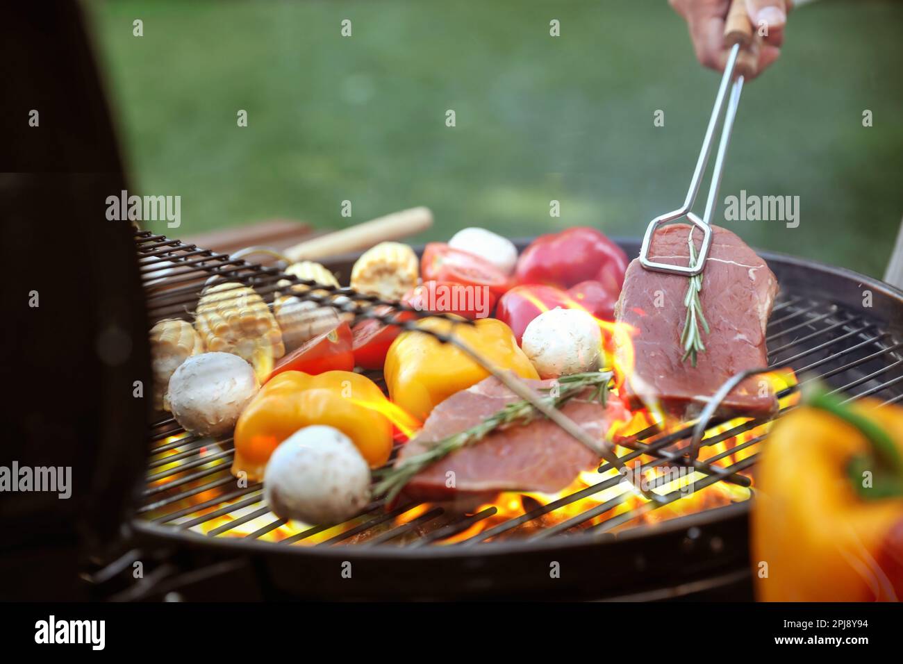 Food on barbecue hi-res stock photography and images - Alamy