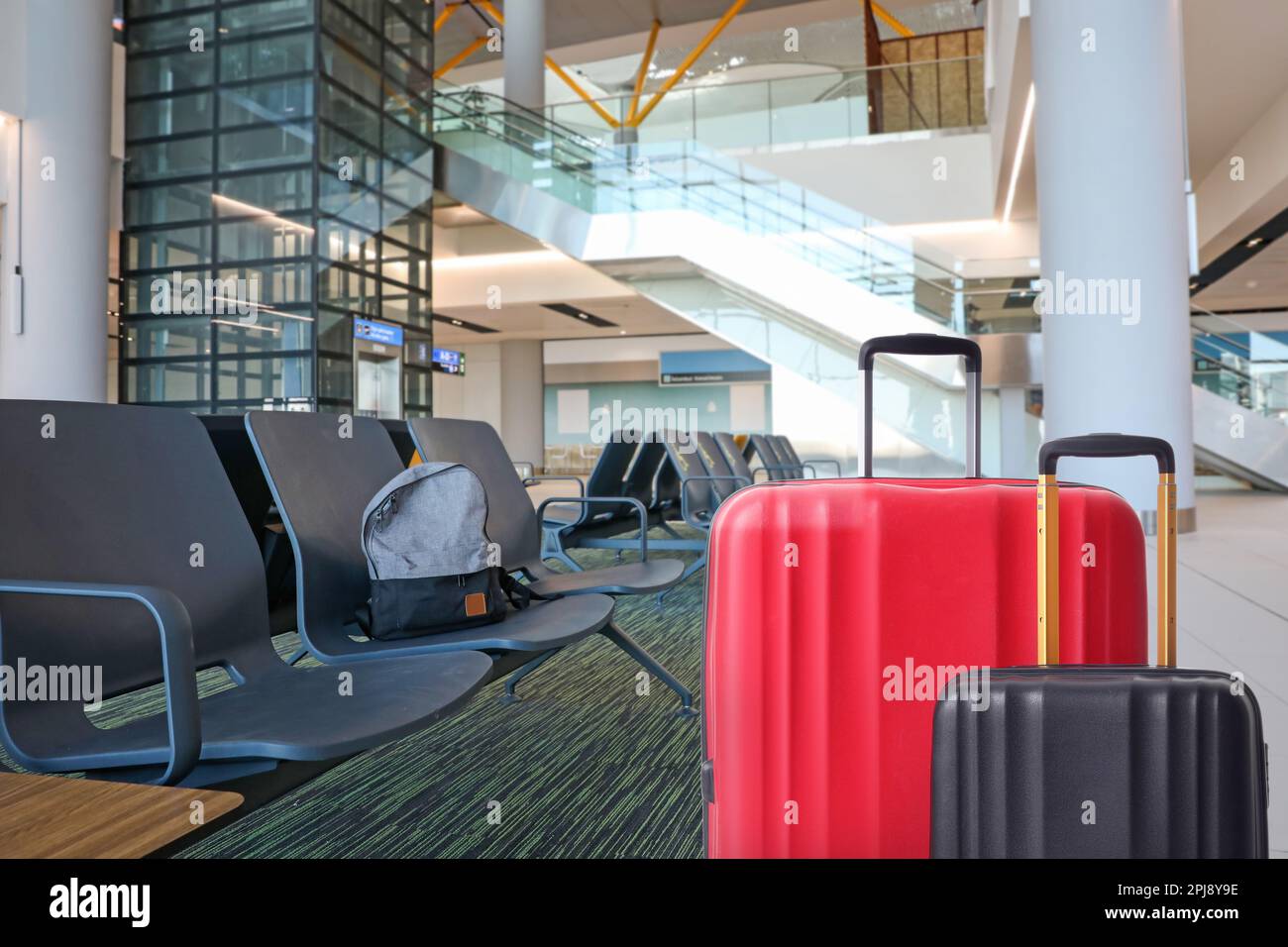 Packed airport terminal hi-res stock photography and images - Alamy