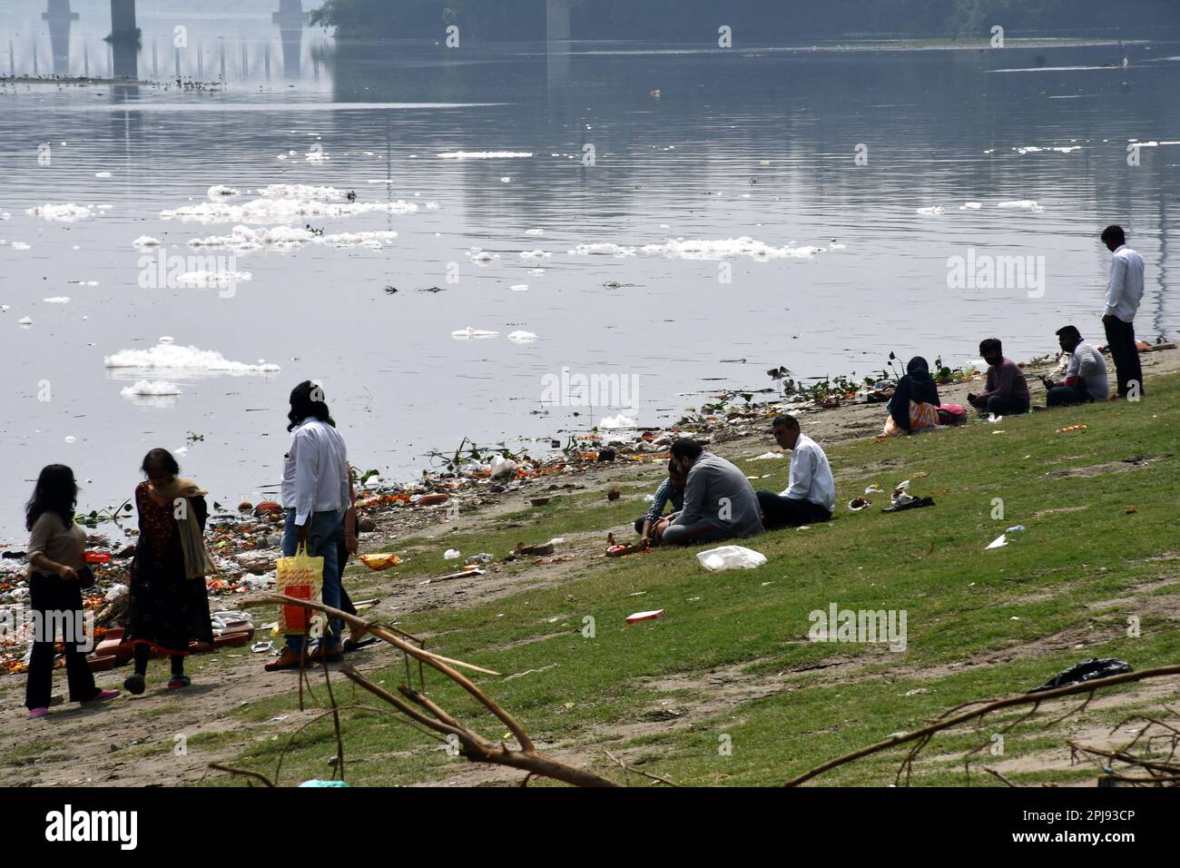 Bank of polluted yamuna river hi-res stock photography and images - Alamy
