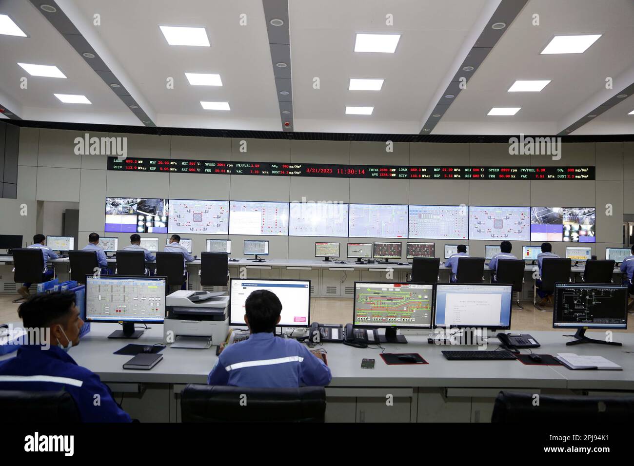 (230401) -- THARPARKAR, April 1, 2023 (Xinhua) -- Staff members work at ...