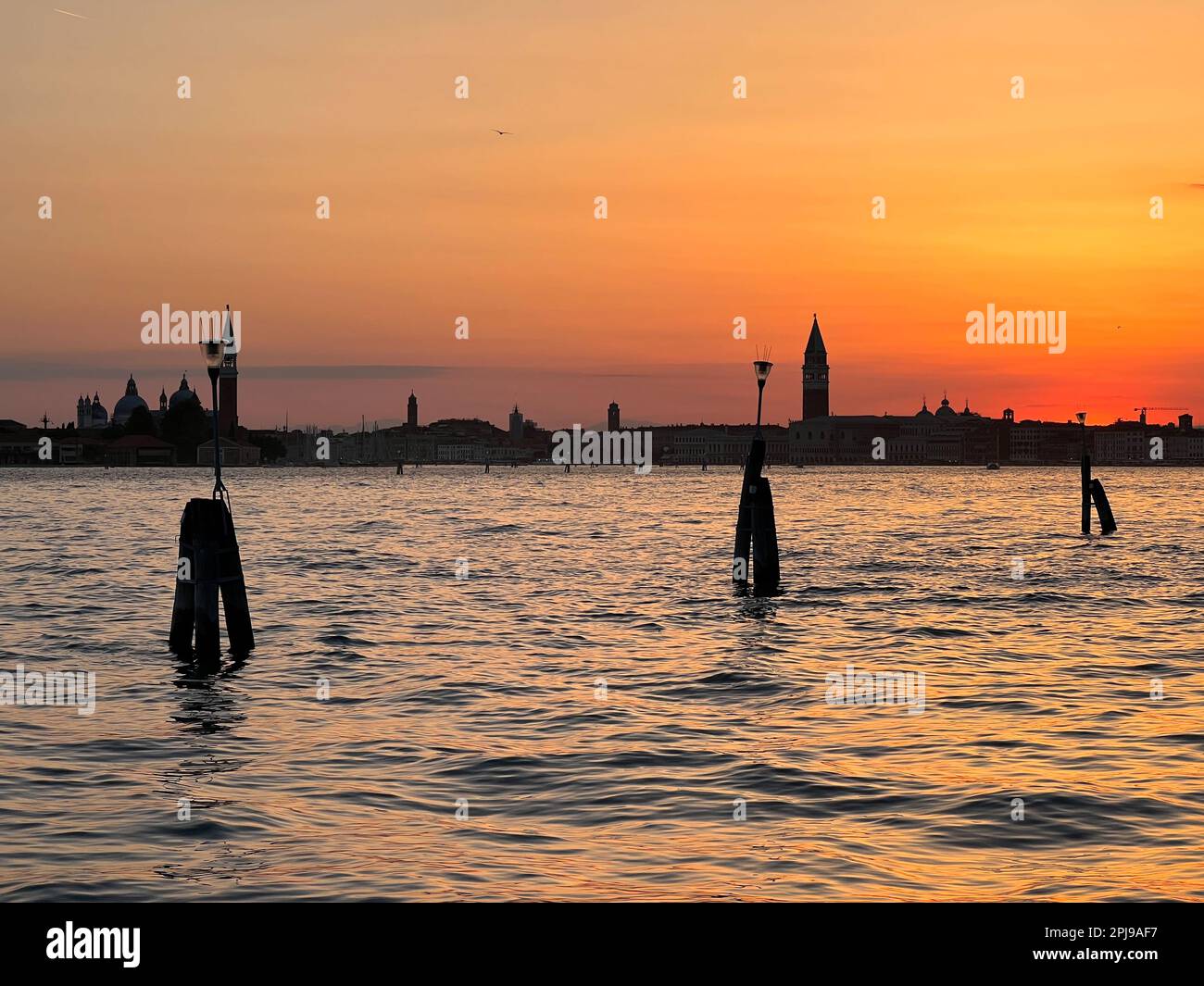 Skyline sunset silhouette venice hi-res stock photography and images ...
