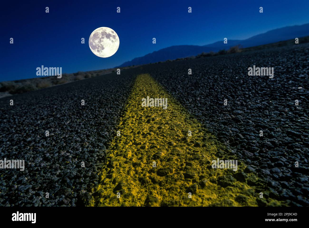 YELLOW CENTER LINE EMPTY ROAD DEATH VALLEY CALIFORNIA Stock Photo - Alamy
