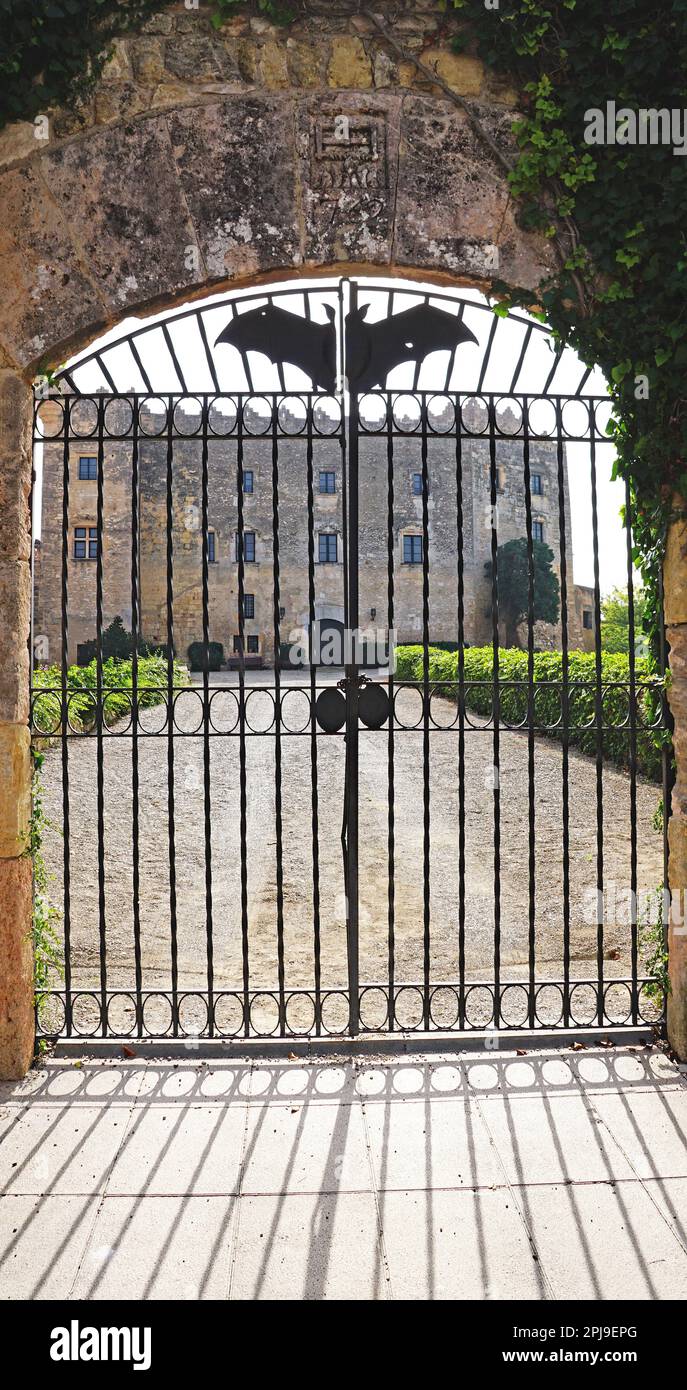 Medieval gate bars hi-res stock photography and images - Alamy