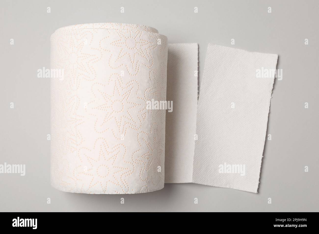 Roll of white paper towels on grey background, top view Stock Photo - Alamy