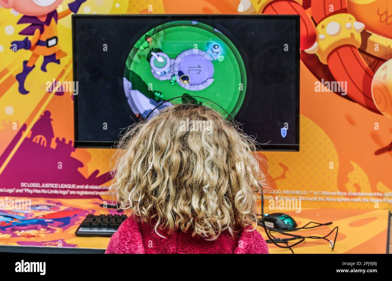 People playing computer ganes hi-res stock photography and images - Alamy