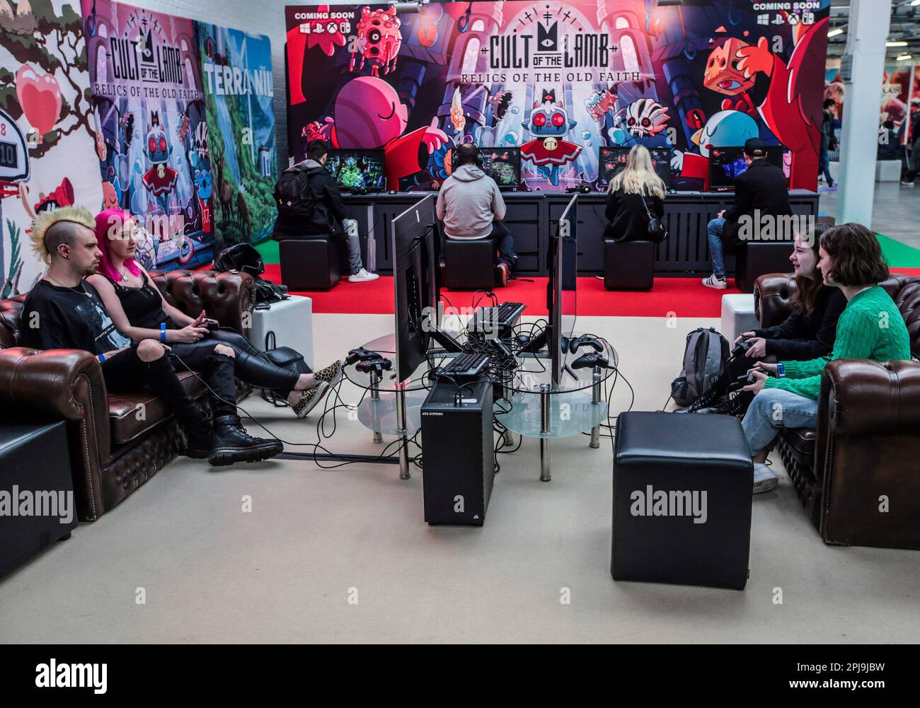 People playing computer ganes hi-res stock photography and images - Alamy