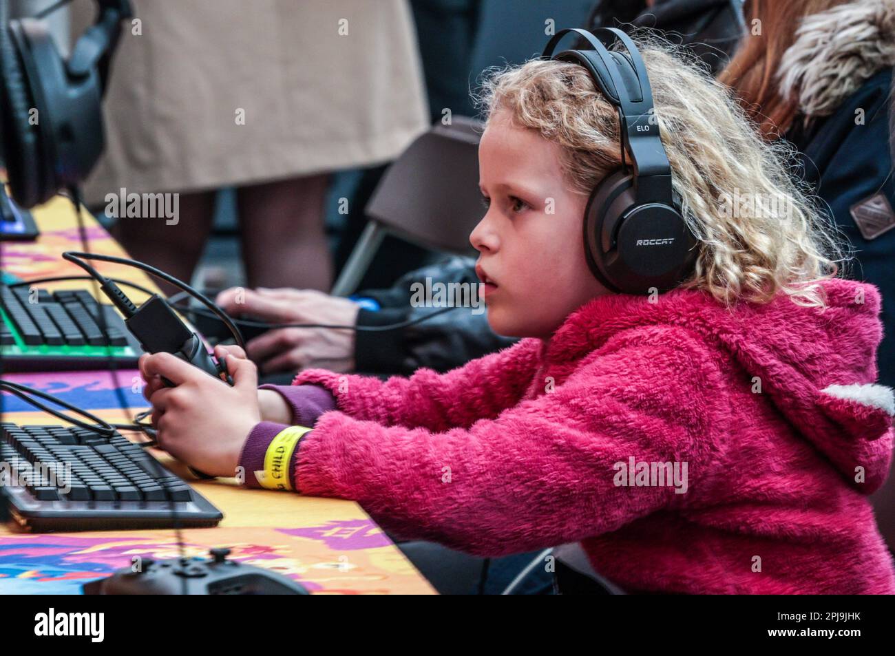 People playing computer ganes hi-res stock photography and images - Alamy