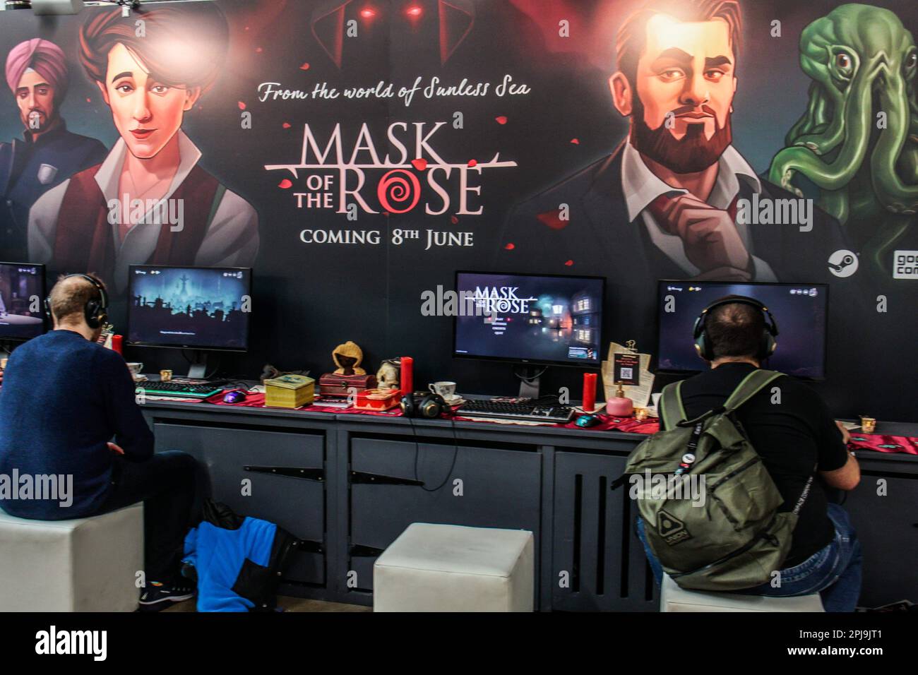 People playing computer ganes hi-res stock photography and images - Alamy